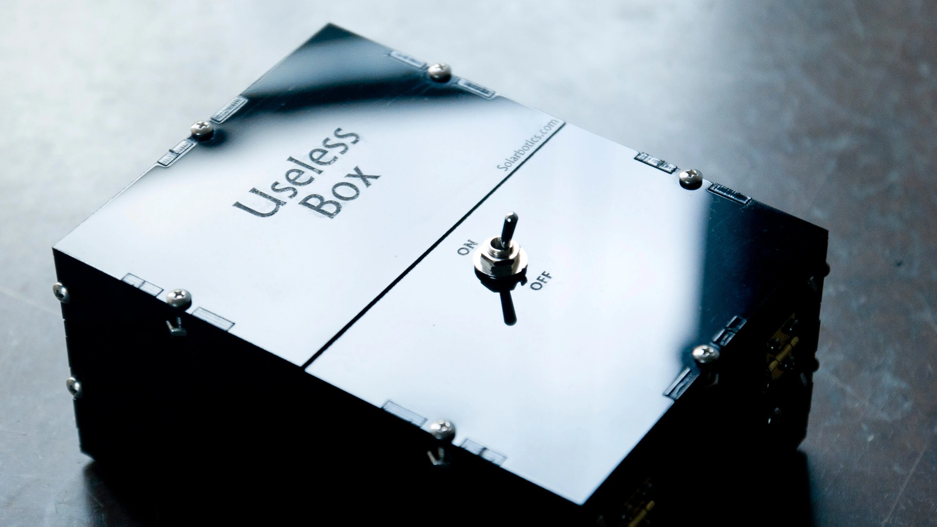 Sinnfrei: die Useless Box (auch als Selbstbau-Kit) ab 8,90€