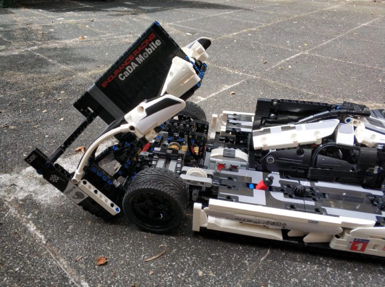 CaDA 919 Super Racing Car aus 1586 Einzelteilen