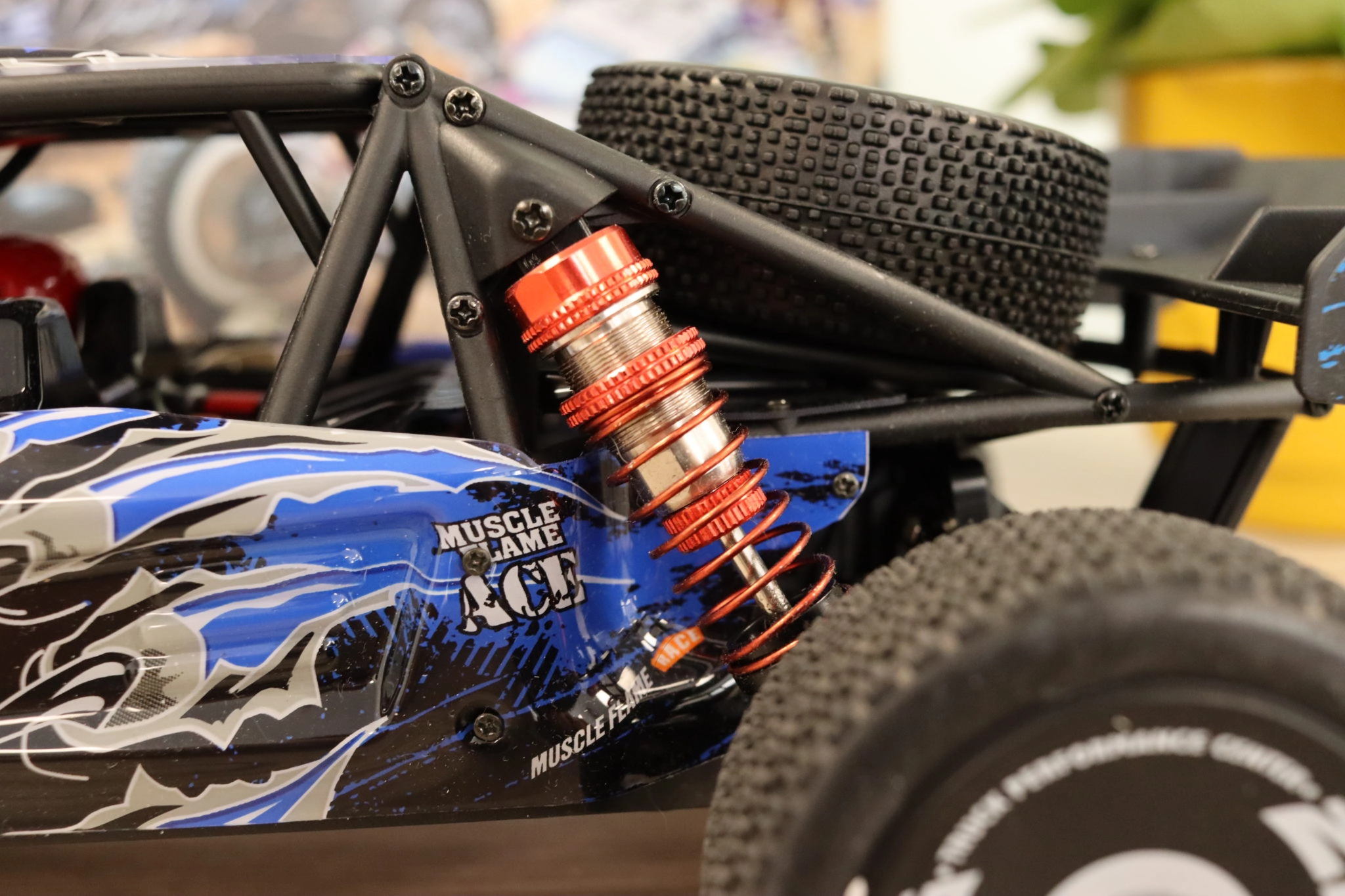 Test: Wltoys 124018 RC Buggy: bis zu 60 km/h & Alu-Unterboden