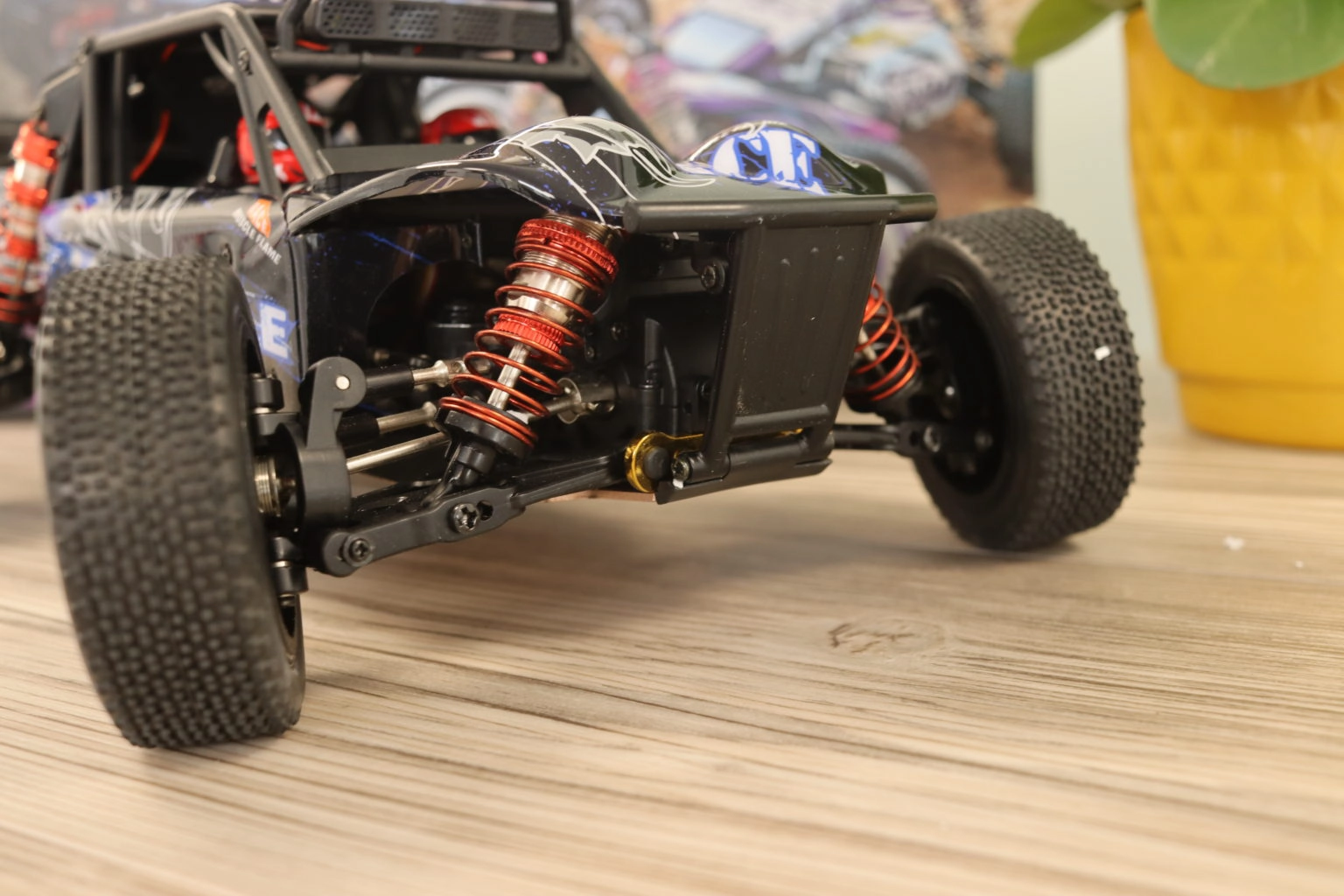 Test: Wltoys 124018 RC Buggy: bis zu 60 km/h & Alu-Unterboden