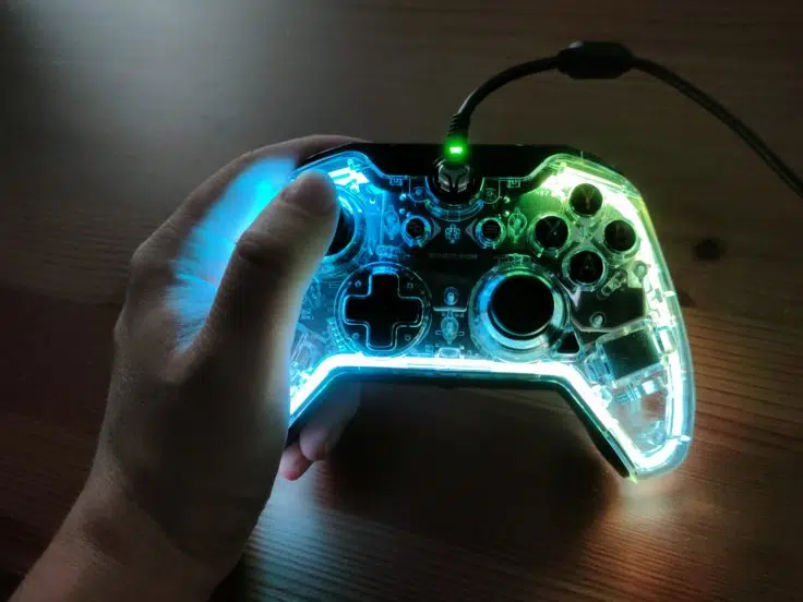 Dieser Controller für PC und Switch hat dank LEDs den perfekten Gaming-Look