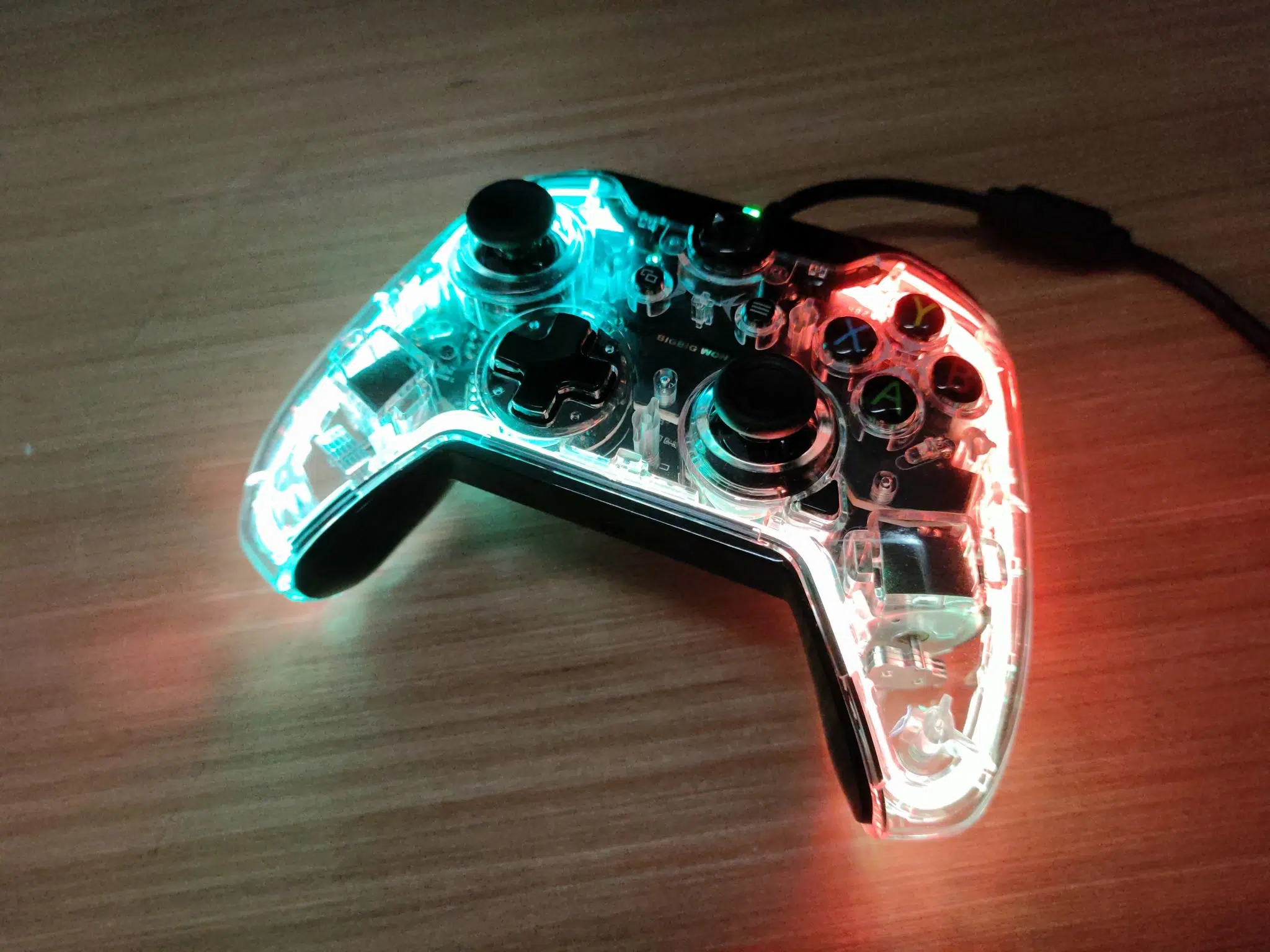Dieser Controller für PC und Switch hat dank LEDs den perfekten Gaming-Look