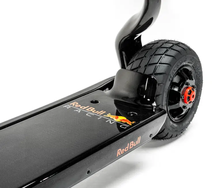Red Bull Racing stellt 6.000€-E-Scooter aus Carbonfaser vor