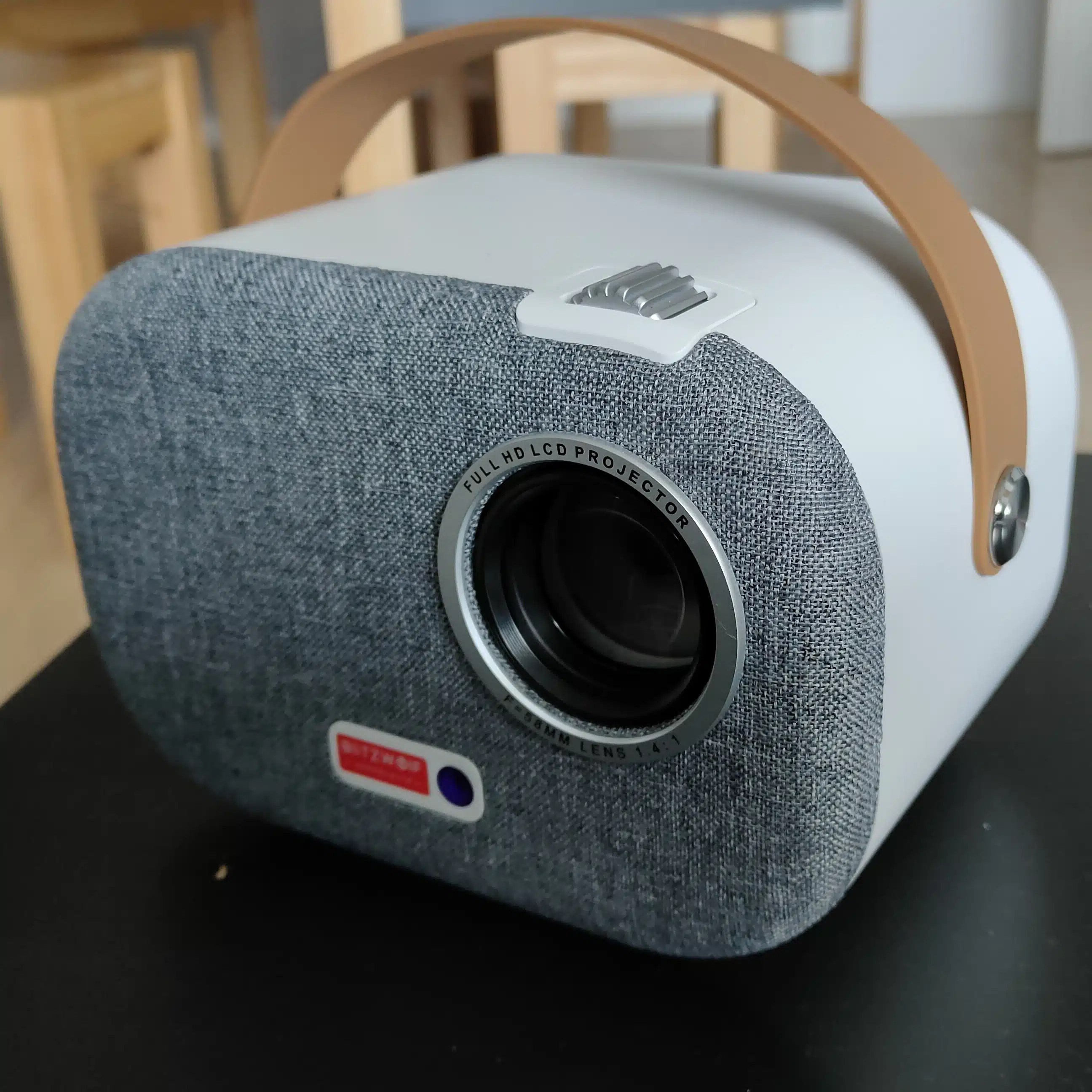 Dieser Full-HD-Beamer von Blitzwolf kostet wenig und sieht dabei schick aus
