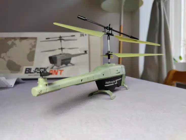 Anfängerfreundlicher Indoor-Flugspaß: Black Ant RC-Helikopter