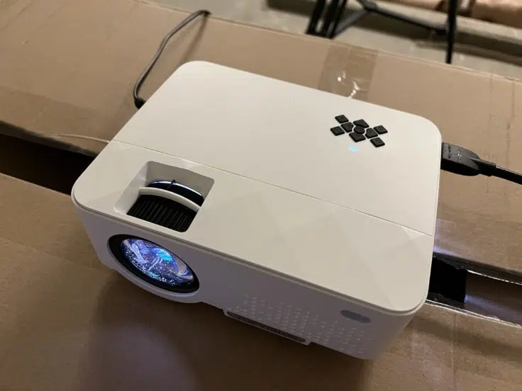 Amazon Bestseller: Heller 69,99€-Beamer mit 240" Projektion