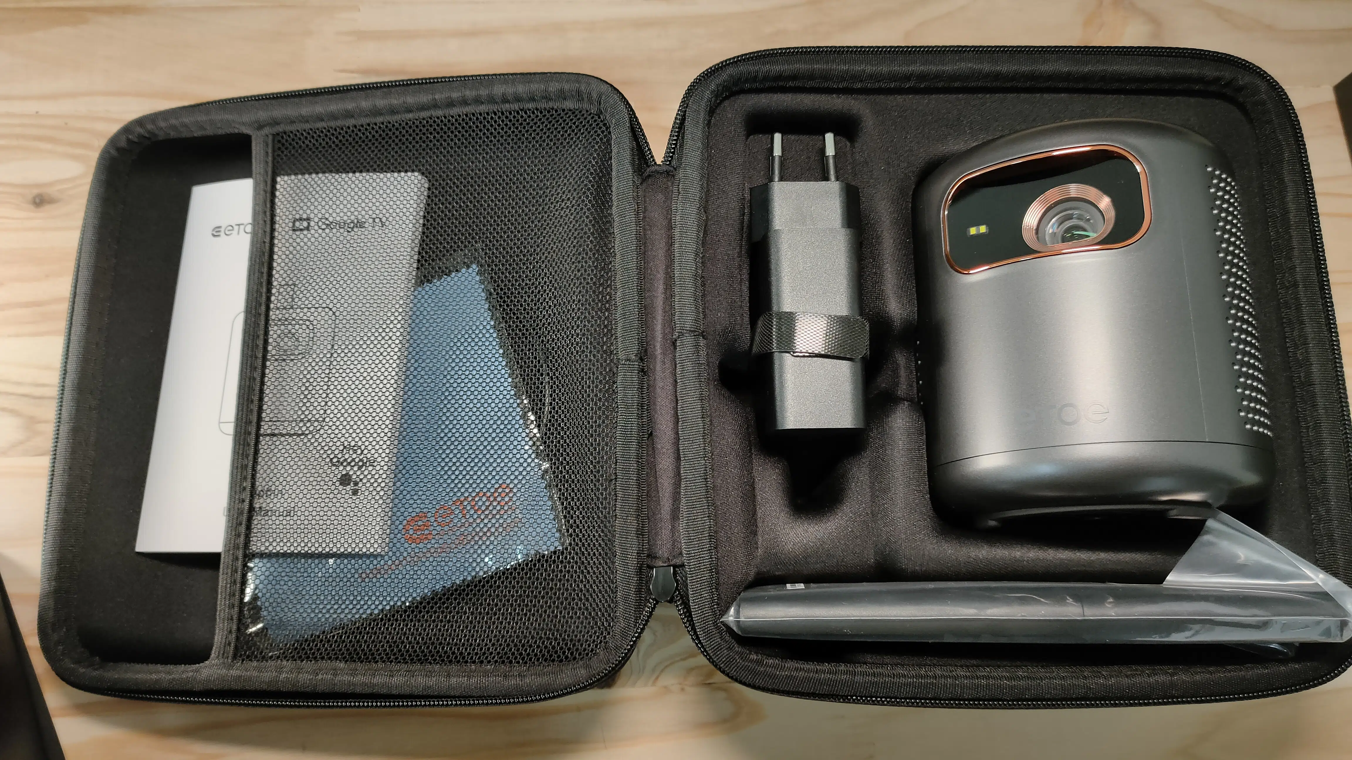 Etoe Dolphin - Kleiner Full-HD-Beamer mit Google TV und Akku